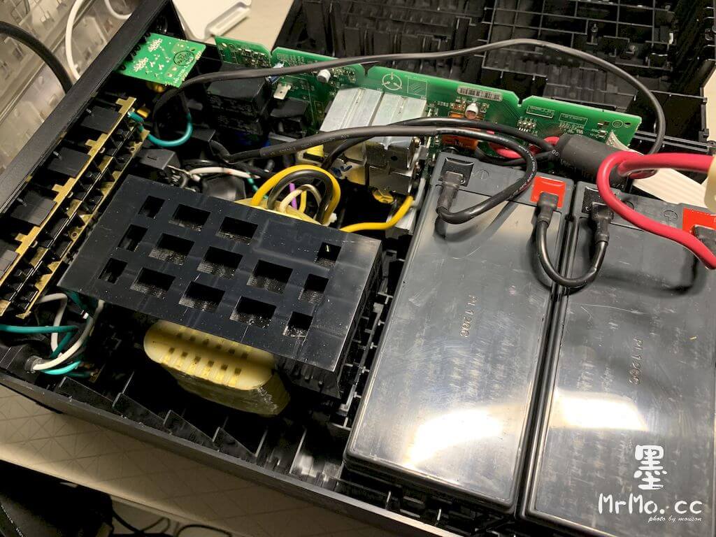 [Maker魂] DIY 更換 APC 1100VA離線式UPS(BC1100U-TW) UPS 電池步驟 - 不務正業紀實